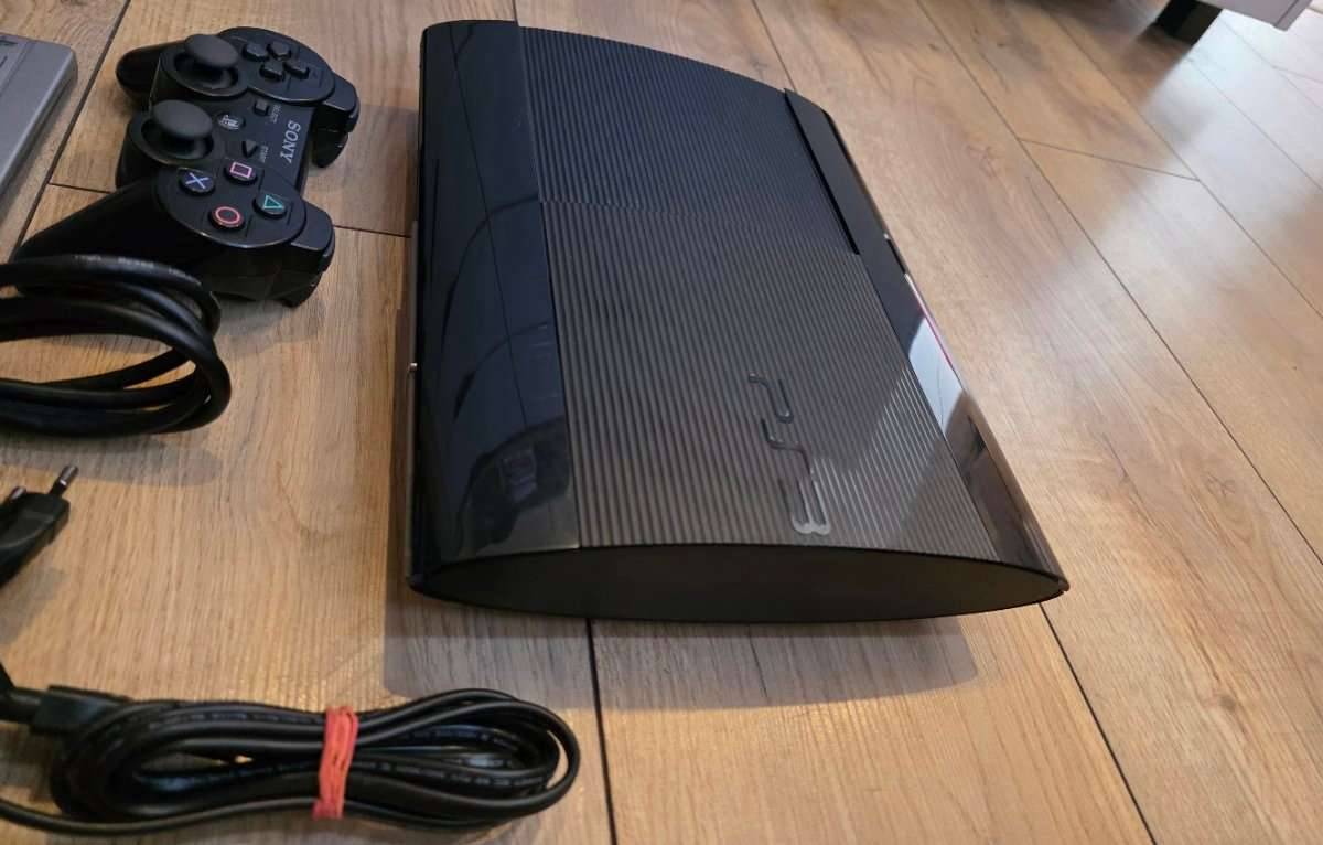 Playstation 3 PS3 Super Slim 500gb + Orginal Controller + Assassin's ...