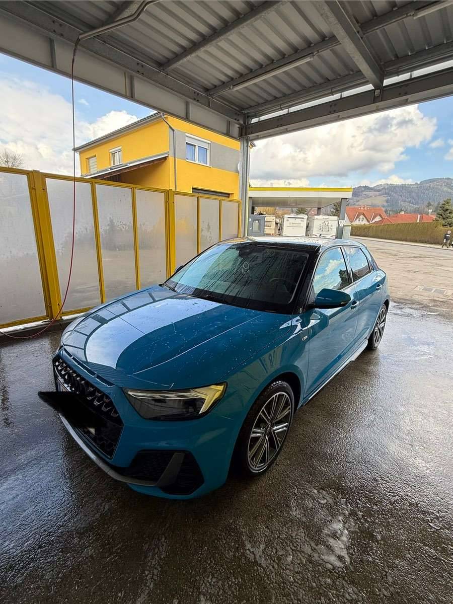 Audi A1 NEUES PICKERL! Audi A1 Sportback & S-Line Klein-/ Kompaktwagen ...
