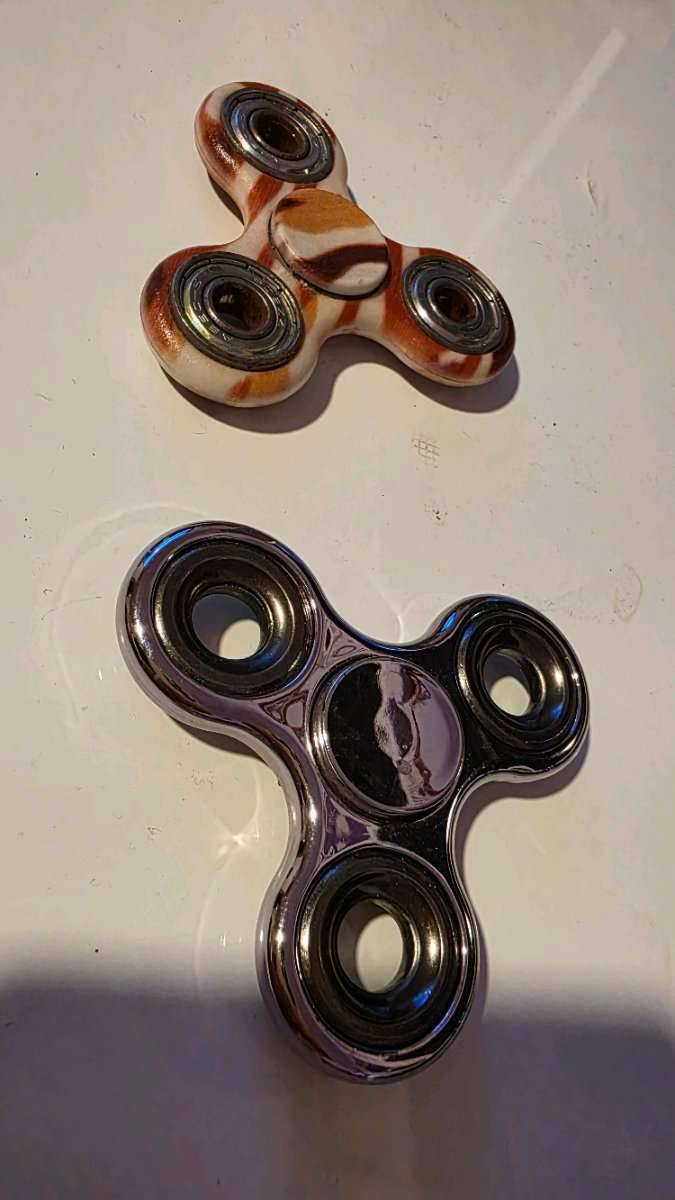Fidget Spinner, ein beliebtes Handspielzeug zum Stressabbau oder zur ...