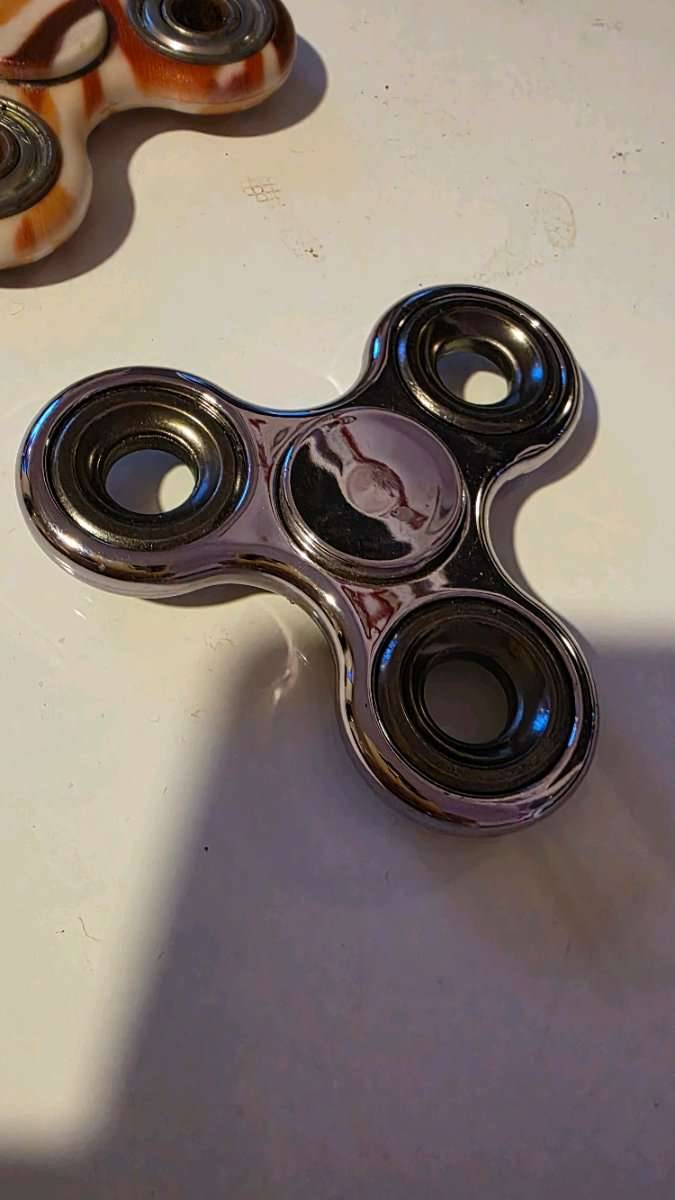 Fidget Spinner, ein beliebtes Handspielzeug zum Stressabbau oder zur ...