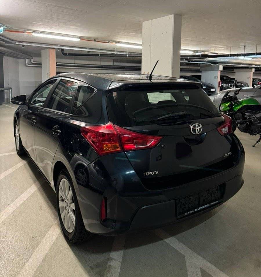 Toyota Auris 1,33 dVVT-i Limousine, 2013, 154.000 km, € 7.790,- - willhaben