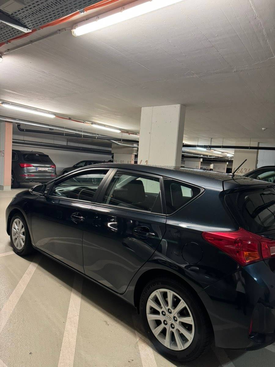 Toyota Auris 1,33 dVVT-i Limousine, 2013, 154.000 km, € 7.790,- - willhaben