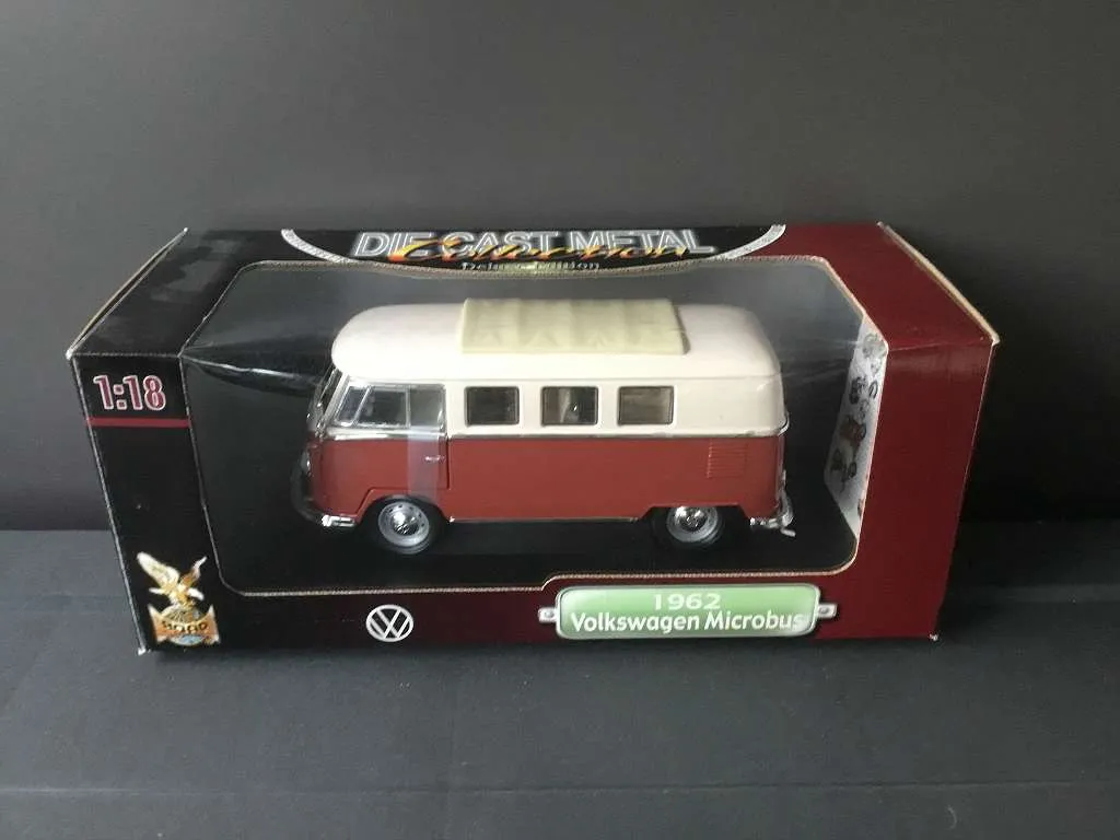 VW Micro Bus 1962 / Road Signature / 1:18, € 29,- (6330 Kufstein ...