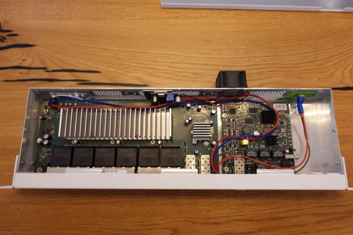 MikroTik CSS326-24G-2S+ RM - 1 HE Custom-Lösung mit PoE & Router ...