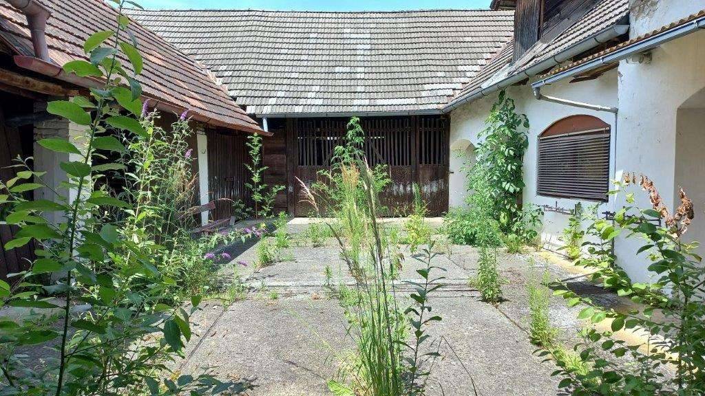 Vierkanthof mit großem Grundstück und großzügigen Nebengebäuden im ...