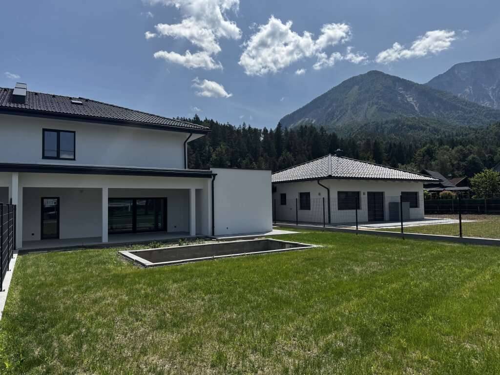 Stilvolle Doppelhaushälfte mit Pool, Designküche und Wohlfühlambiente ...