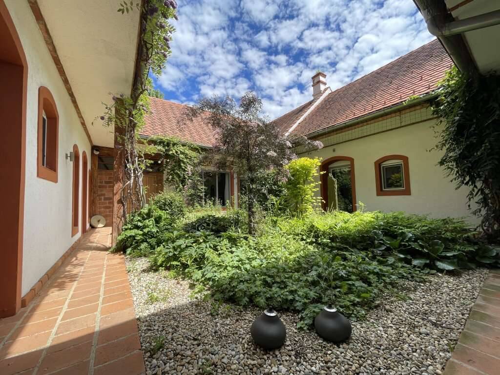 Ein Haus, das Geschichten erzählt: Vierkanthof mit Gästehaus in ...
