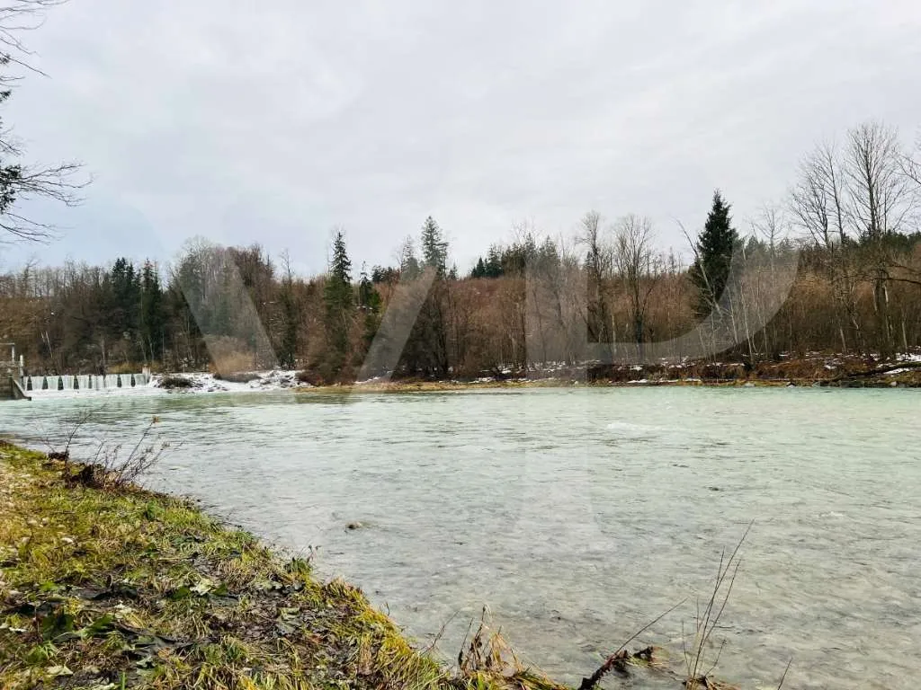 Liebliches Haus mit großem Grundstück am Waldrand nahe dem Alm Fluss ...