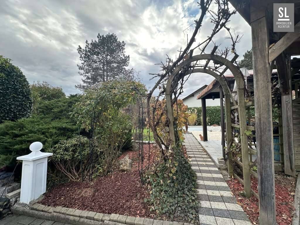 Großer Pool - PV Anlage - schöne Gartenanlage - DER besondere Bungalow ...