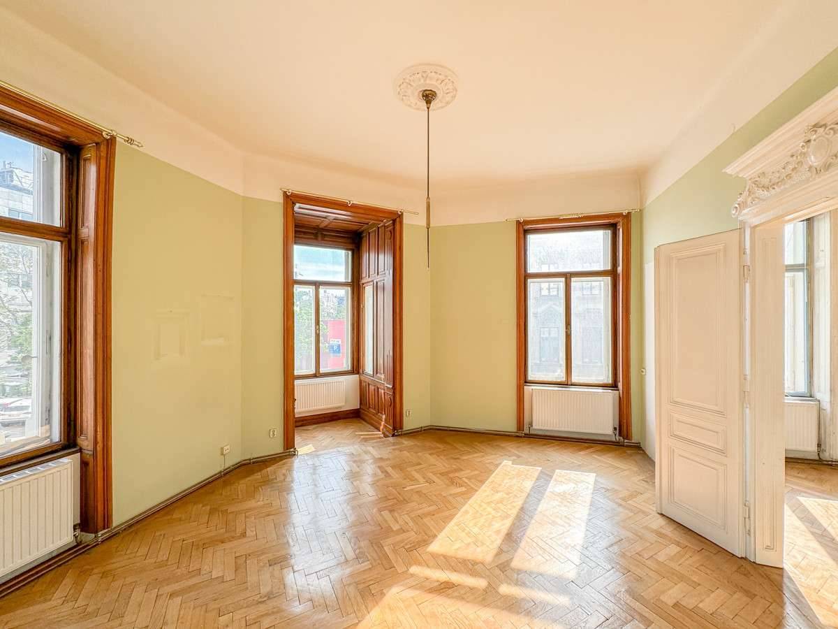 Helle Altbauwohnung mit Erkerzimmer im 18. Bezirk - Renovierungsbedarf ...