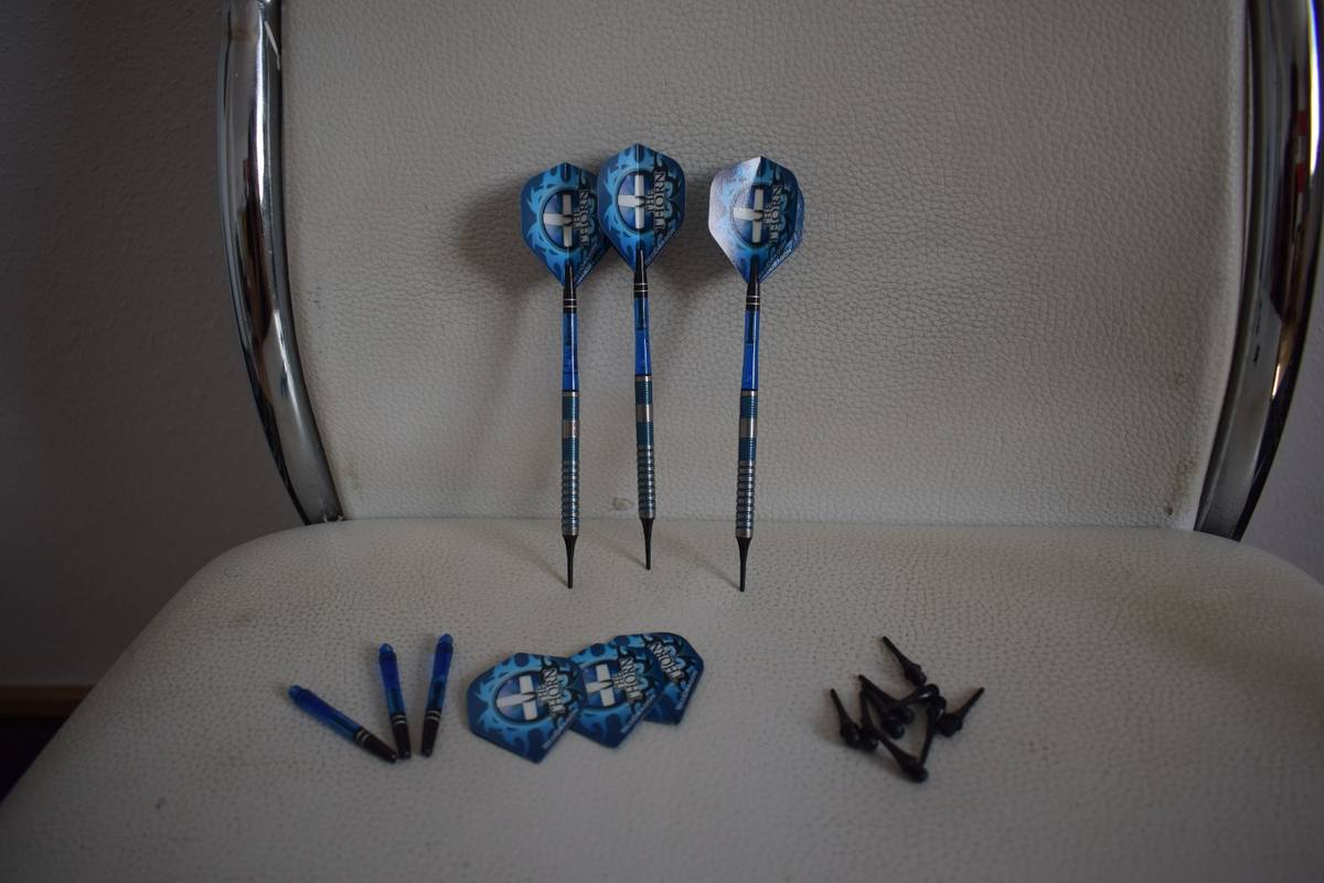 1 Set Red Dragon Blaue Soft Dart Pfeile mit zubehör und grüner Dart Box ...