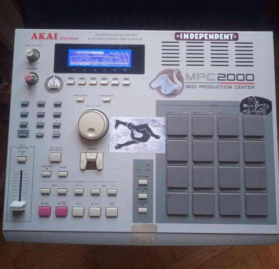 Akai MPC 2000 Classic sequencer/ sampler/ drummachine mit 8 outs und 32 ...