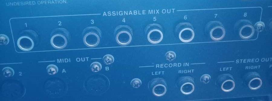 Akai MPC 2000 Classic sequencer/ sampler/ drummachine mit 8 outs und 32 ...