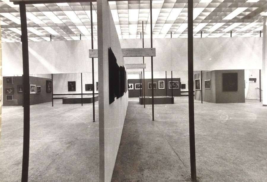Fünf Interieurfotos von Ausstellungen von Margot Pilz, Anfang 1970er ...