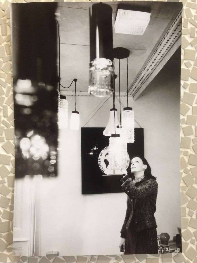 Fünf Interieurfotos von Ausstellungen von Margot Pilz, Anfang 1970er ...