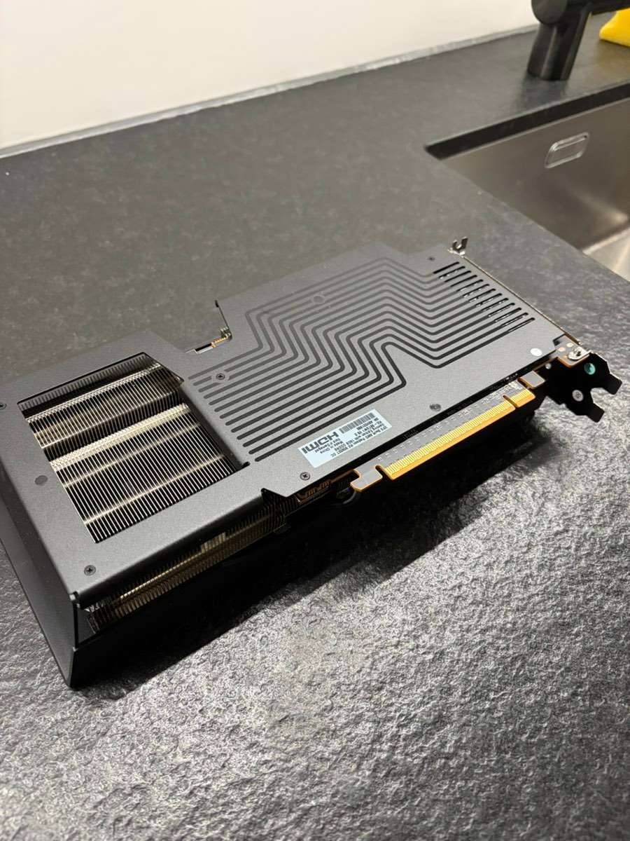 AMD XFX Swift Radeon 9060 XT 16GB OC Gaming Edition, € 320,- (6800 ...