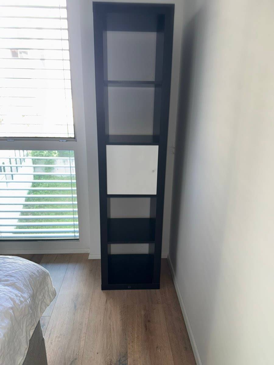 IKEA KALLAX Regal mit Türeneinsatz, € 30,- (1140 Wien) - willhaben