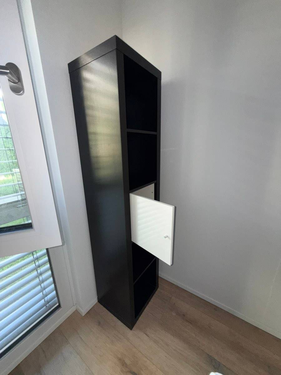 IKEA KALLAX Regal mit Türeneinsatz, € 30,- (1140 Wien) - willhaben