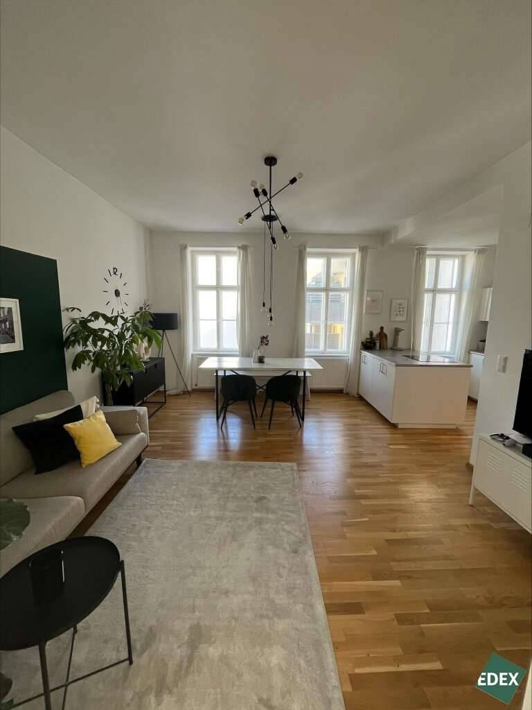 Sehr helle 2-Zimmer-Altbauwohnung mit Blick in begrünten Innenhof, € ...