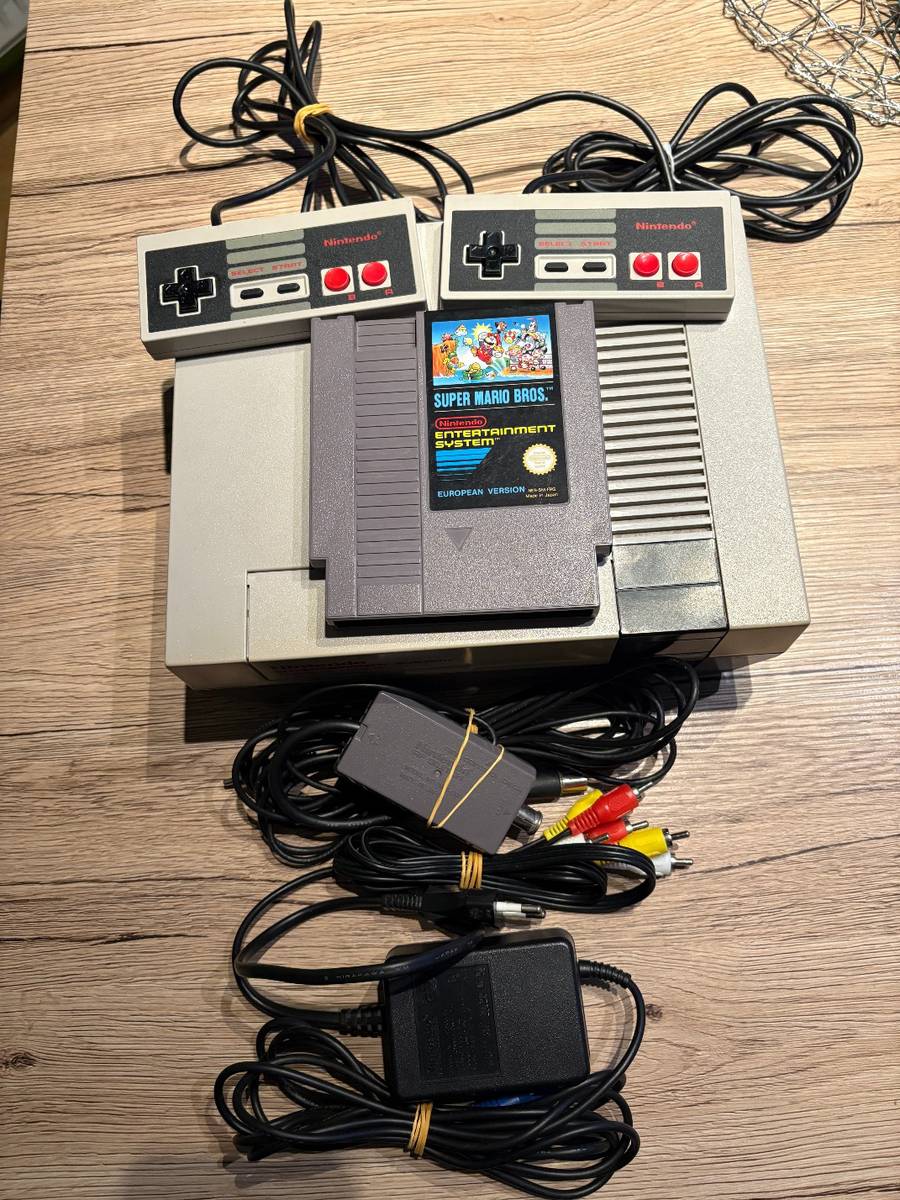 Nintendo [NES] mit 2 Controller und 1 Top Spiel Super Mario Bros, € 120 ...
