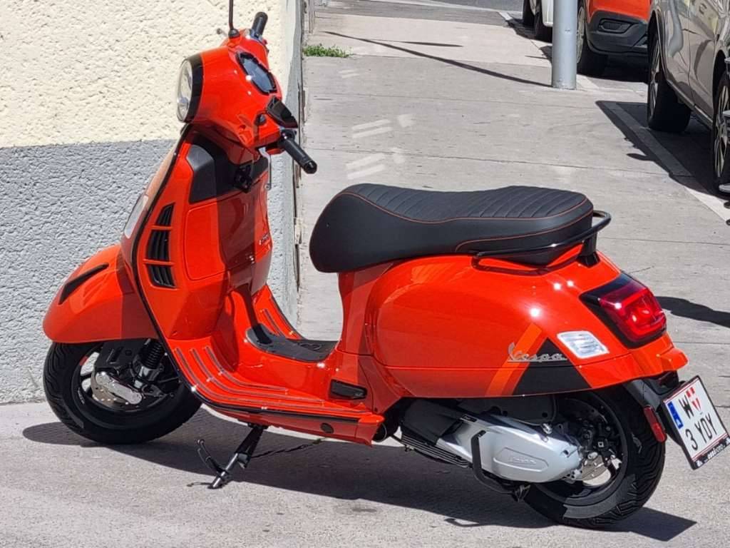 Vespa GTS Super Sport arancio impulsivo Roller / Scooter - willhaben