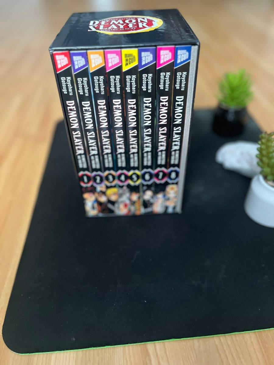 Demon Slayer - Kimetsu no Yaiba 1-8 mit Sammelschuber, € 60,- (4560 ...