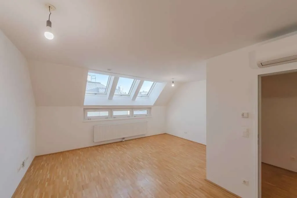 ab Mitte Oktober: helle 2-Zimmer-DG-Wohnung mit Klimaanlage, 54,03 m² ...