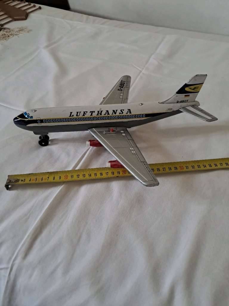 Altes vintage Blechspielzeug, Flugzeug, Lufthansa, Elekrtoantrieb ...
