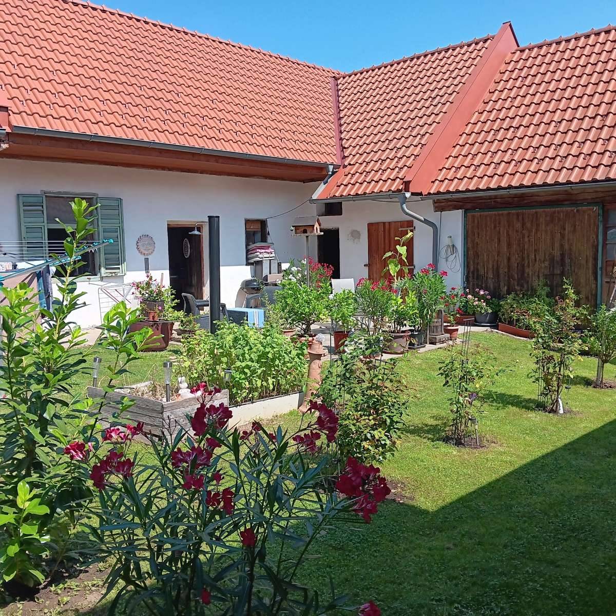 Modernisierter Vierkanthof mit großem Innenhof in ruhiger Lage ...