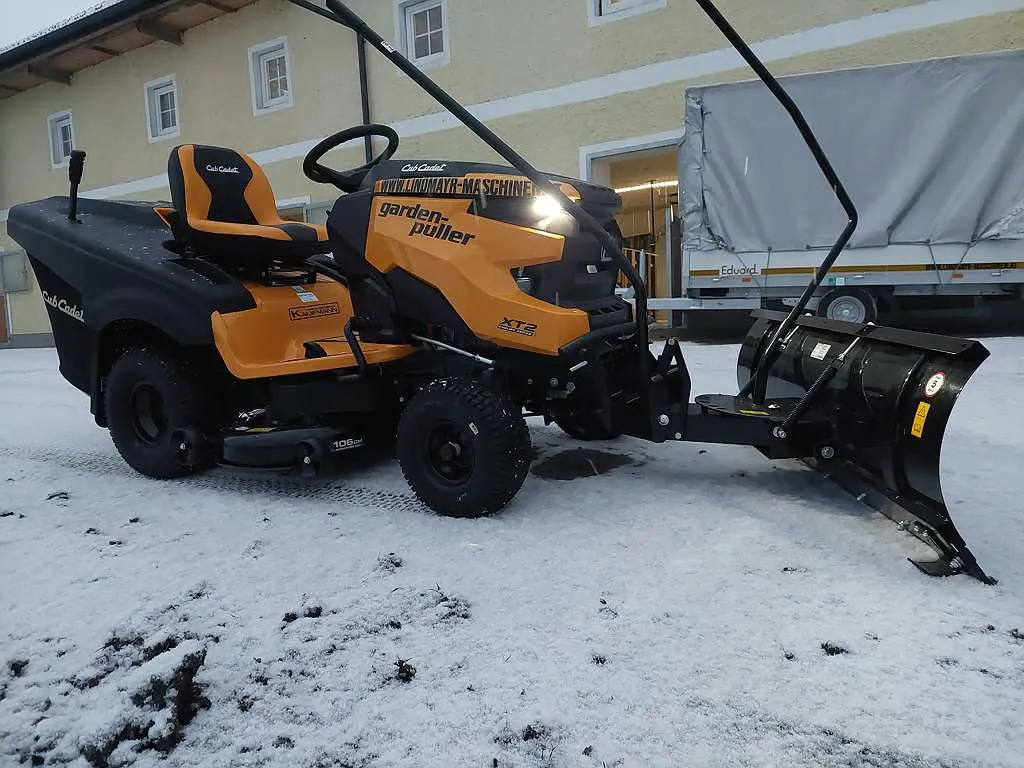 Rasenmahertraktor Mit Schneeschild