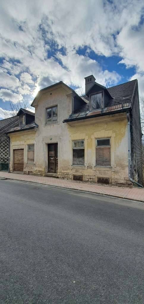 Stark sanierungsbedürftiges Haus in Mariazell mit Blick auf die Berge ...
