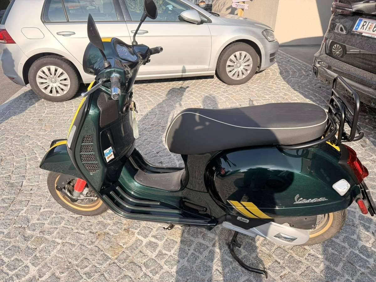 Vespa GTV Vespa 125 GTS Racing Sixties mit Akrapovic Moped / Mofa ...