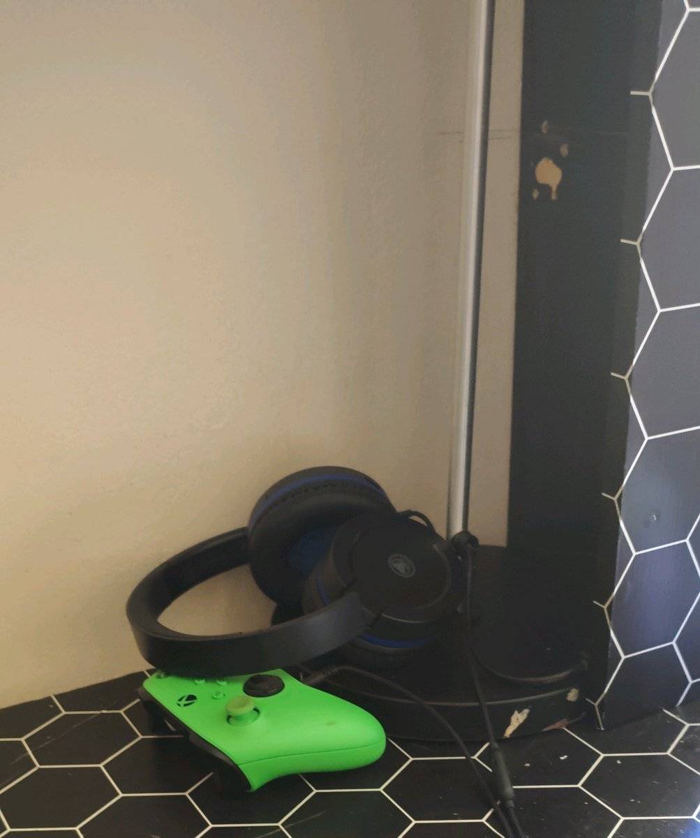 Xbox series x mit Philips Monitor(TV), € 500,- (2733 Grünbach am ...