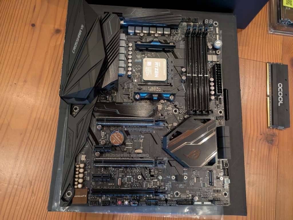 AMD Ryzen 7 5800X3D, 32GB RAM, Asus Crosshair VII Hero, € 430,- (3680 ...