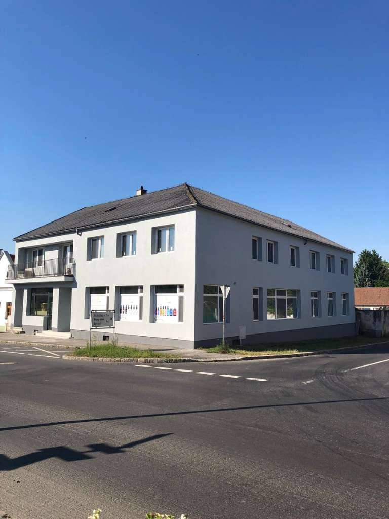 Gross Haus ist 600 Qm, klein Haus ist 80 Qm und Garten ist 1560 Qm zu ...